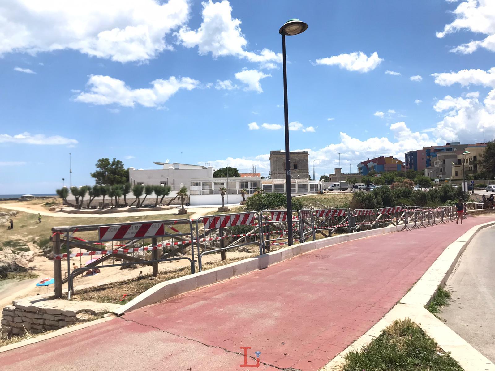 Cede la staccionata a Porto Rosso, area transennata dalla Polizia Locale