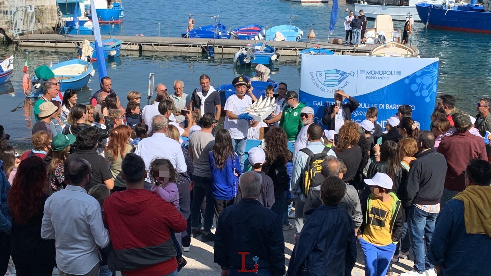 Monopoli, al porto rivive l'asta del pesce. Cassette a chi offre di più